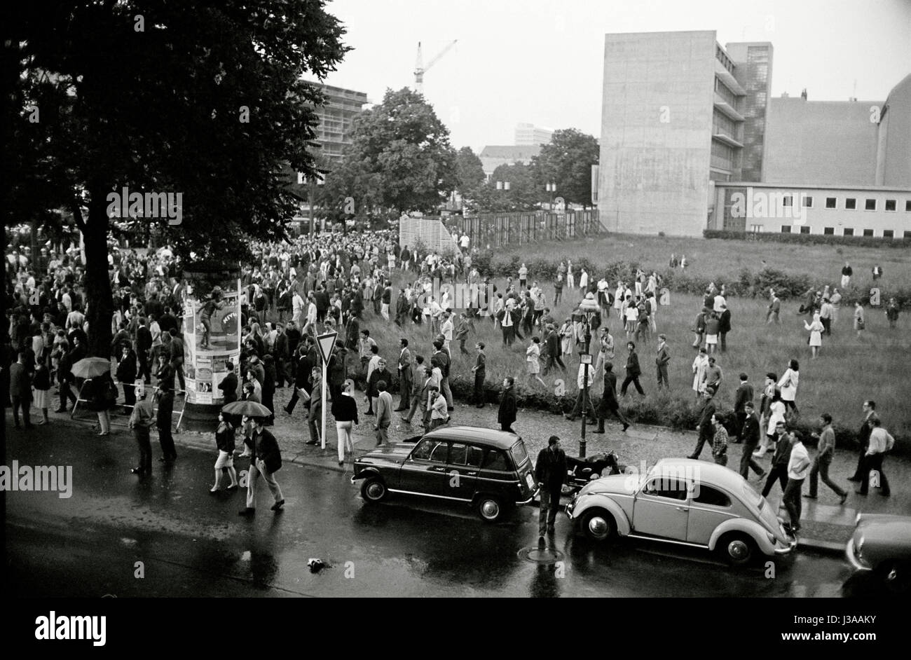Protesters and spectators during the visit of the Shah of Iran at the ...
