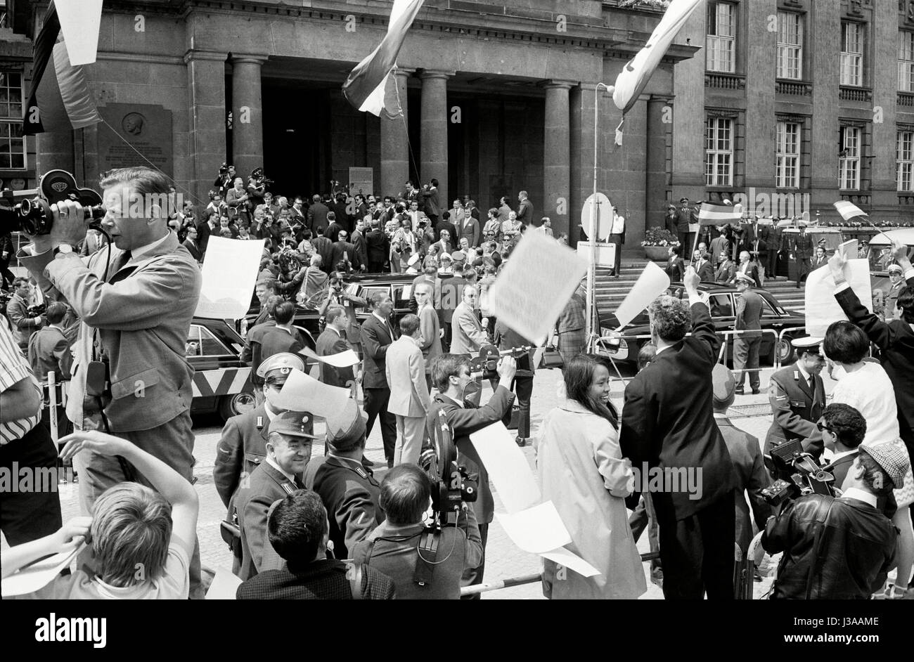 Demonstrators and spectators during the visite of the Shah in Berlin ...