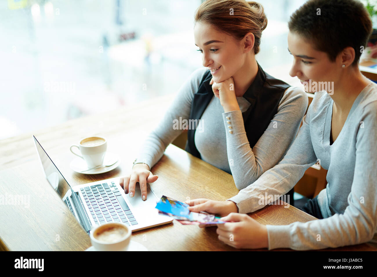 Showing Photos to Friend Stock Photo - Alamy