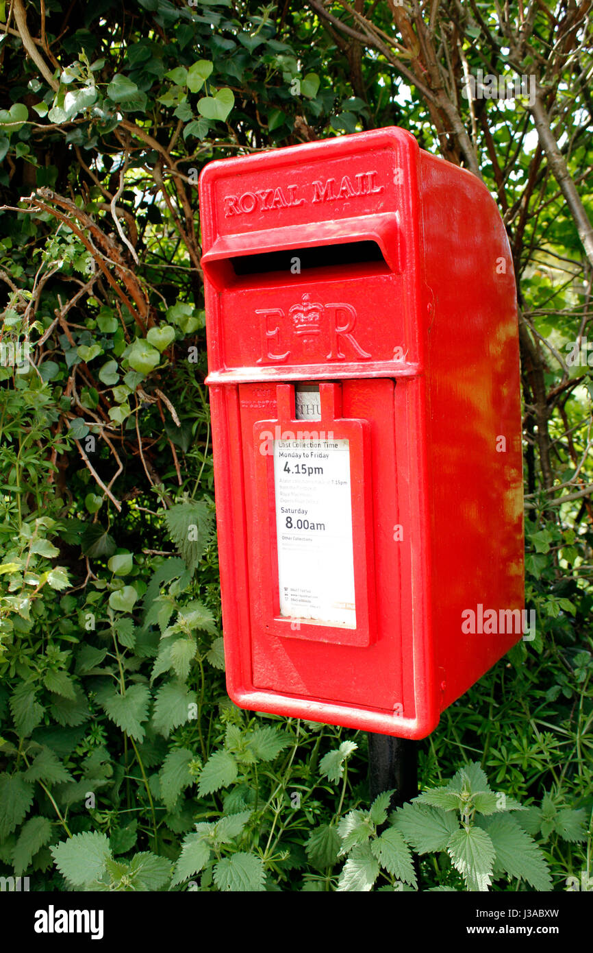 Cast iron post box hi-res stock photography and images - Alamy
