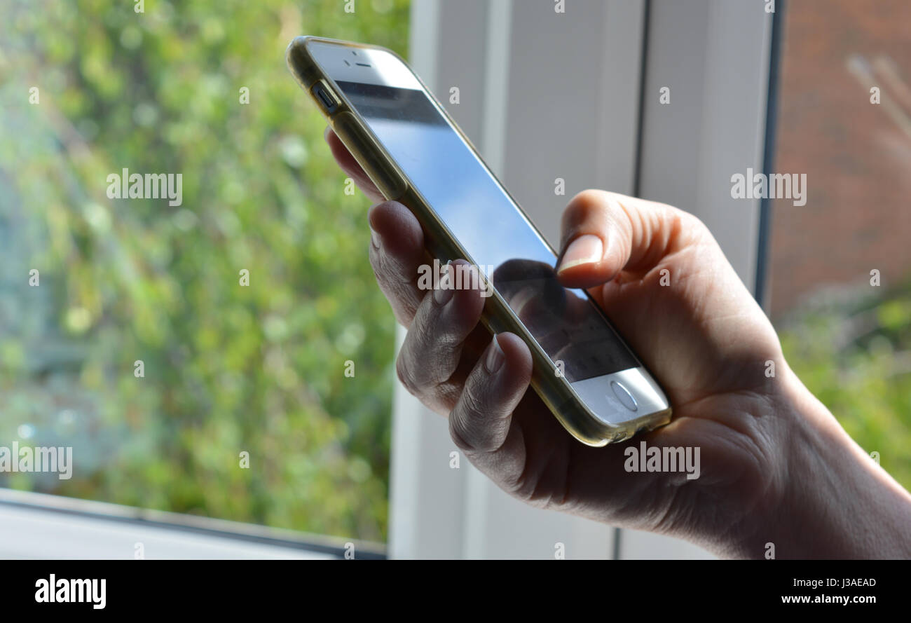 Business using twitter hi-res stock photography and images - Alamy