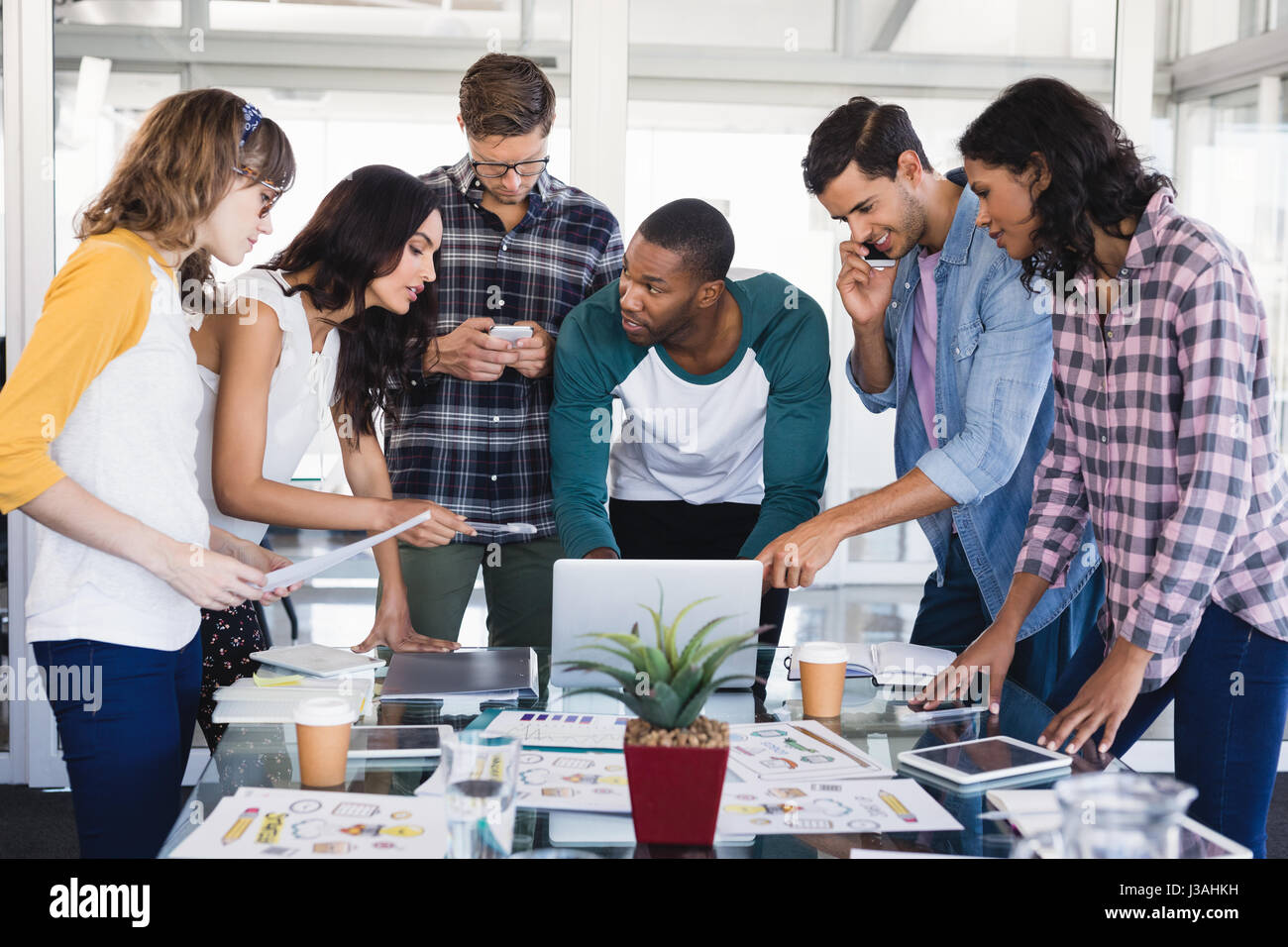Team work around table hi-res stock photography and images - Alamy