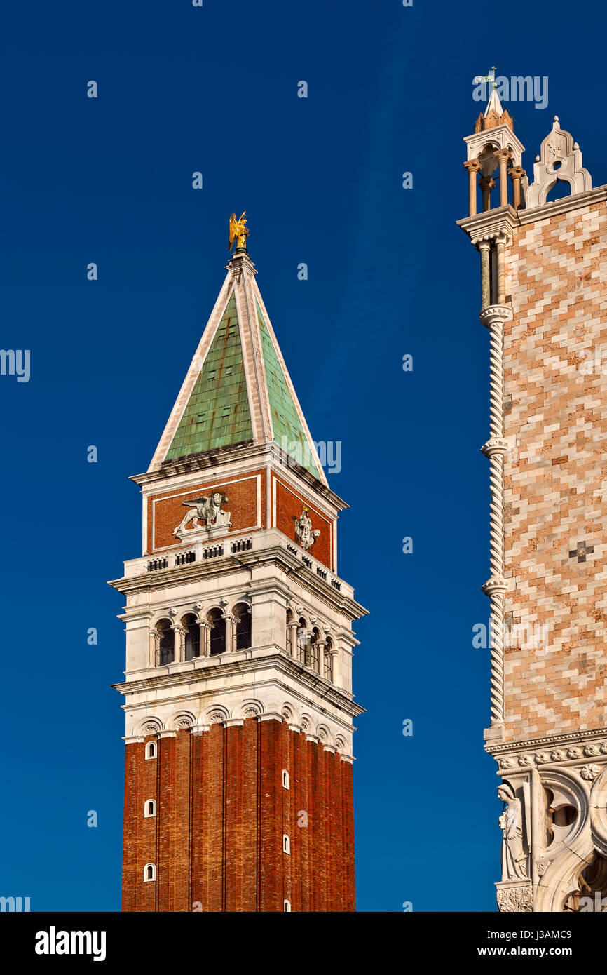 Famous old italy statue venice hi-res stock photography and images - Alamy