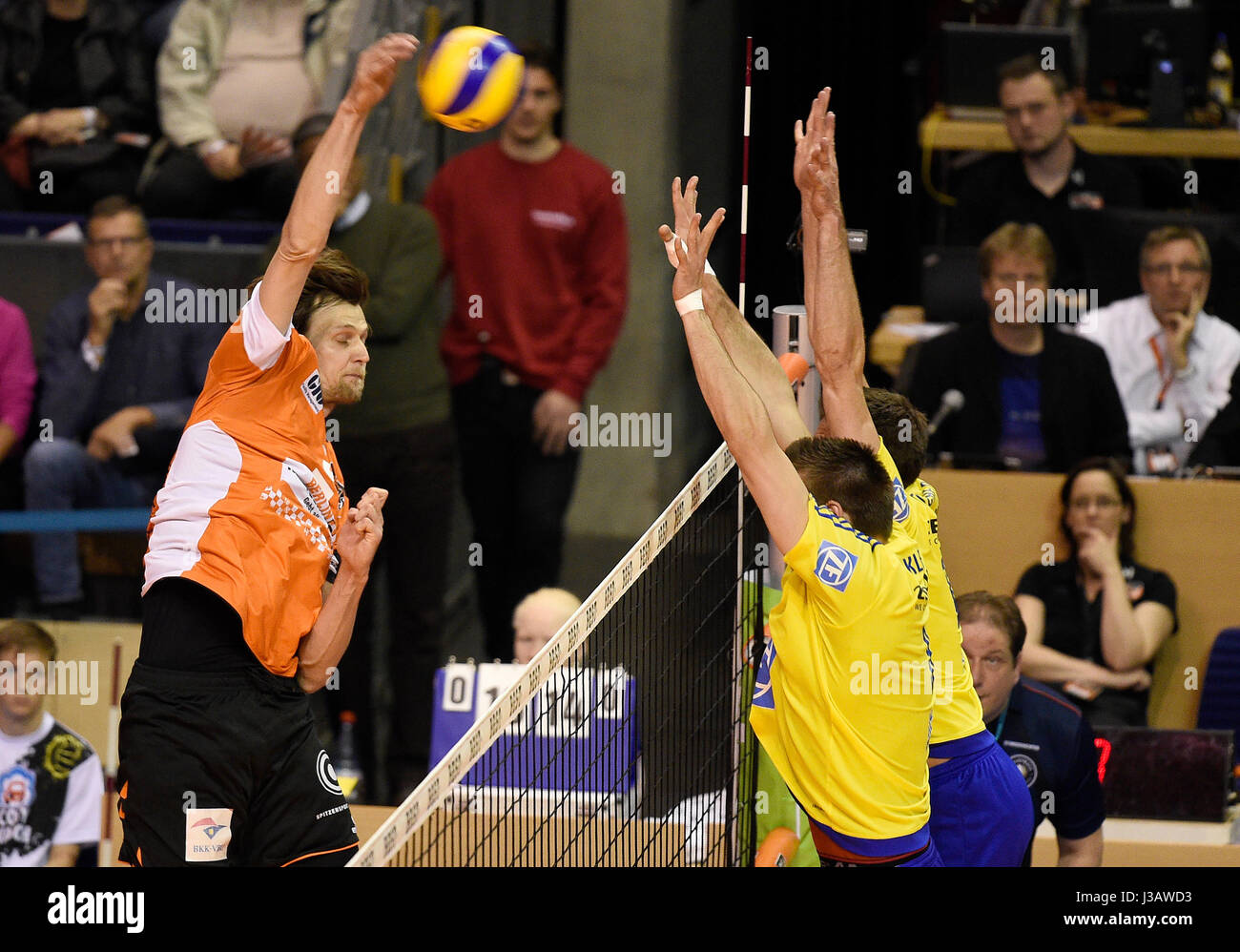 Robert Kromm (l) in action against Friedrichshafen's Georg Klein (front ...