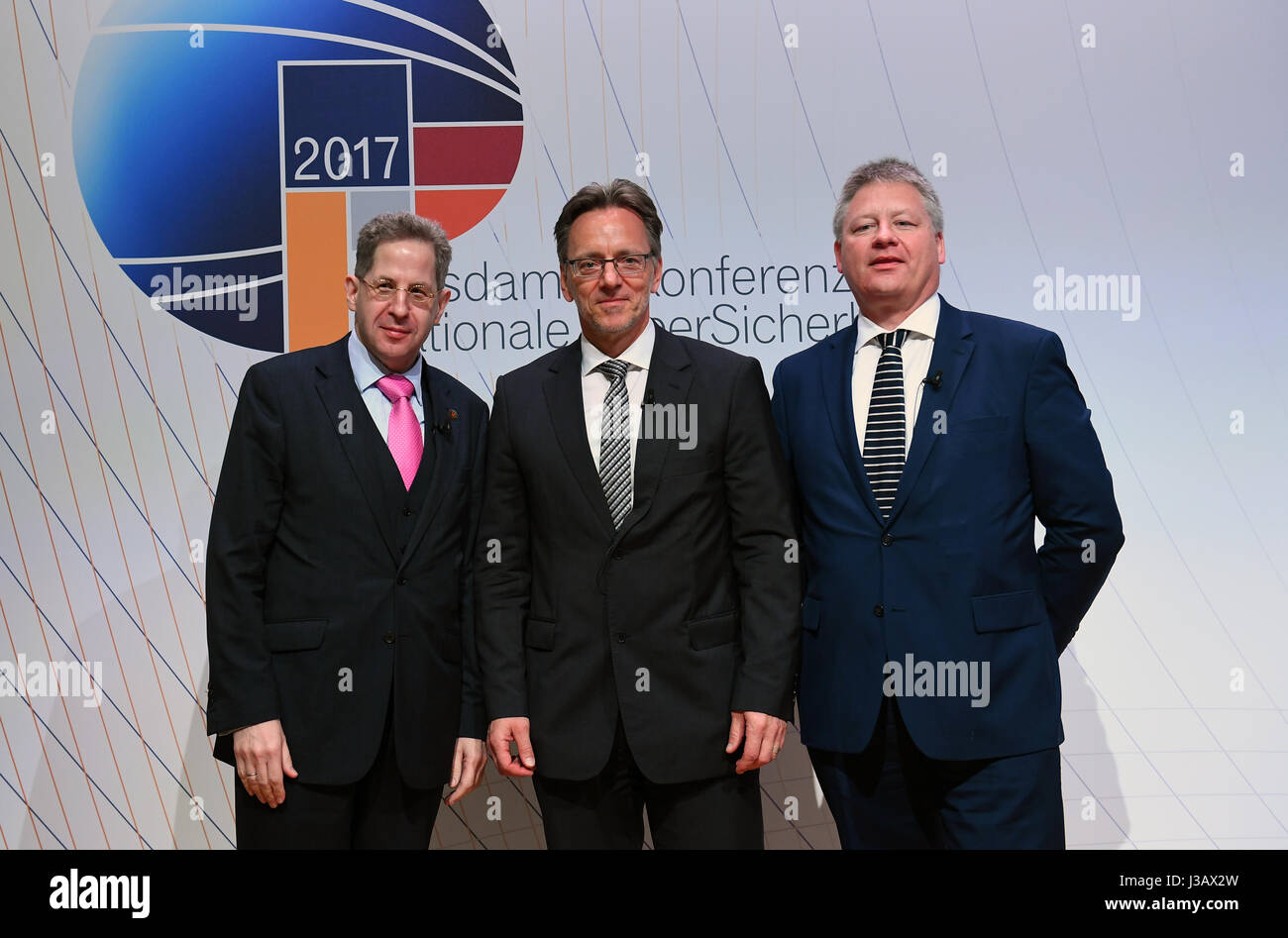 Service pictured l r hi-res stock photography and images - Alamy