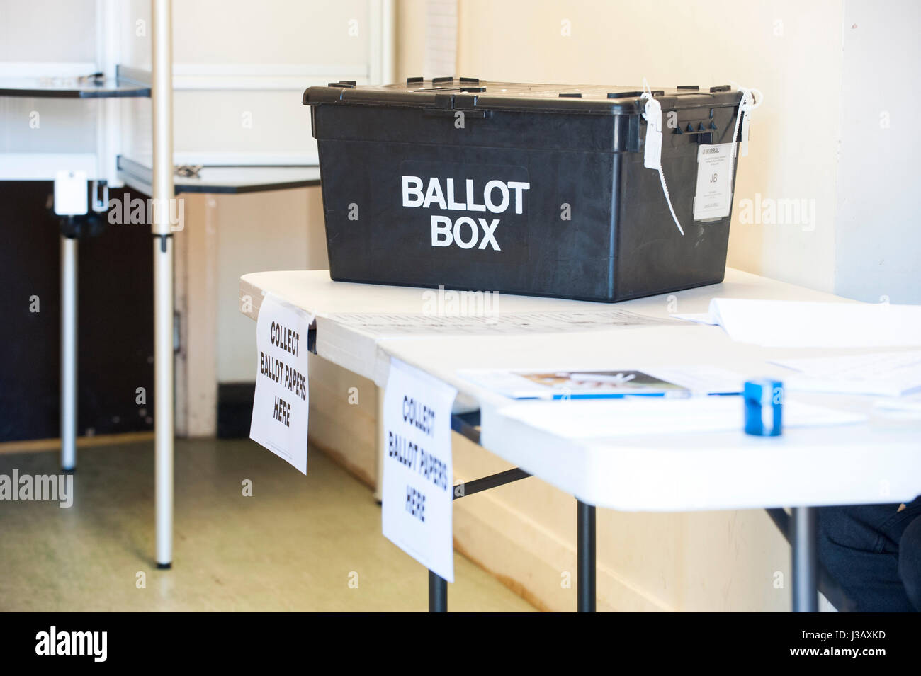 Wirral, UK. 4th May 2017. Polling stations open across the United ...