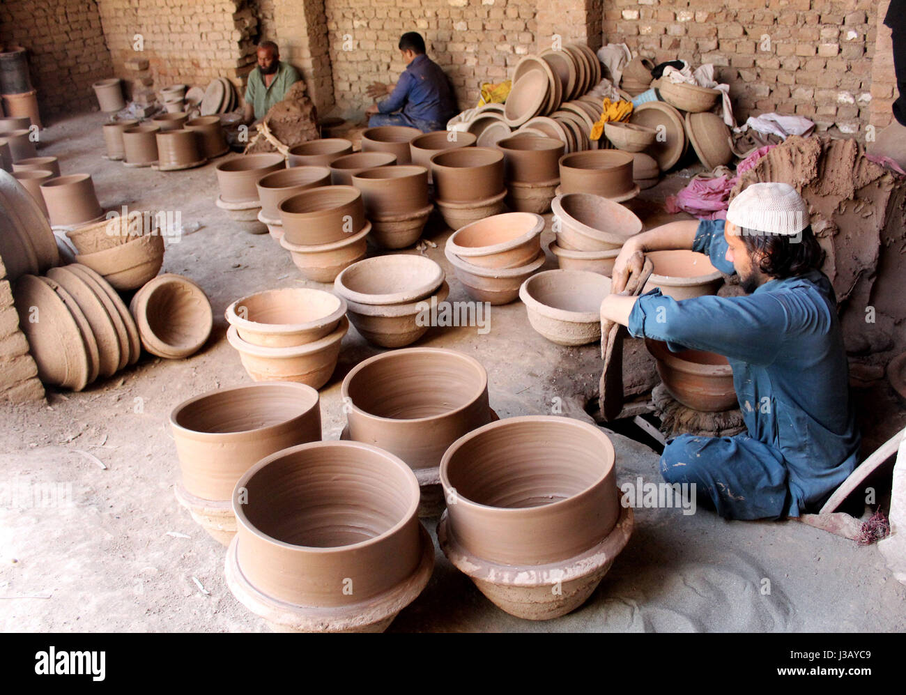 Pakistani workers hi-res stock photography and images - Alamy