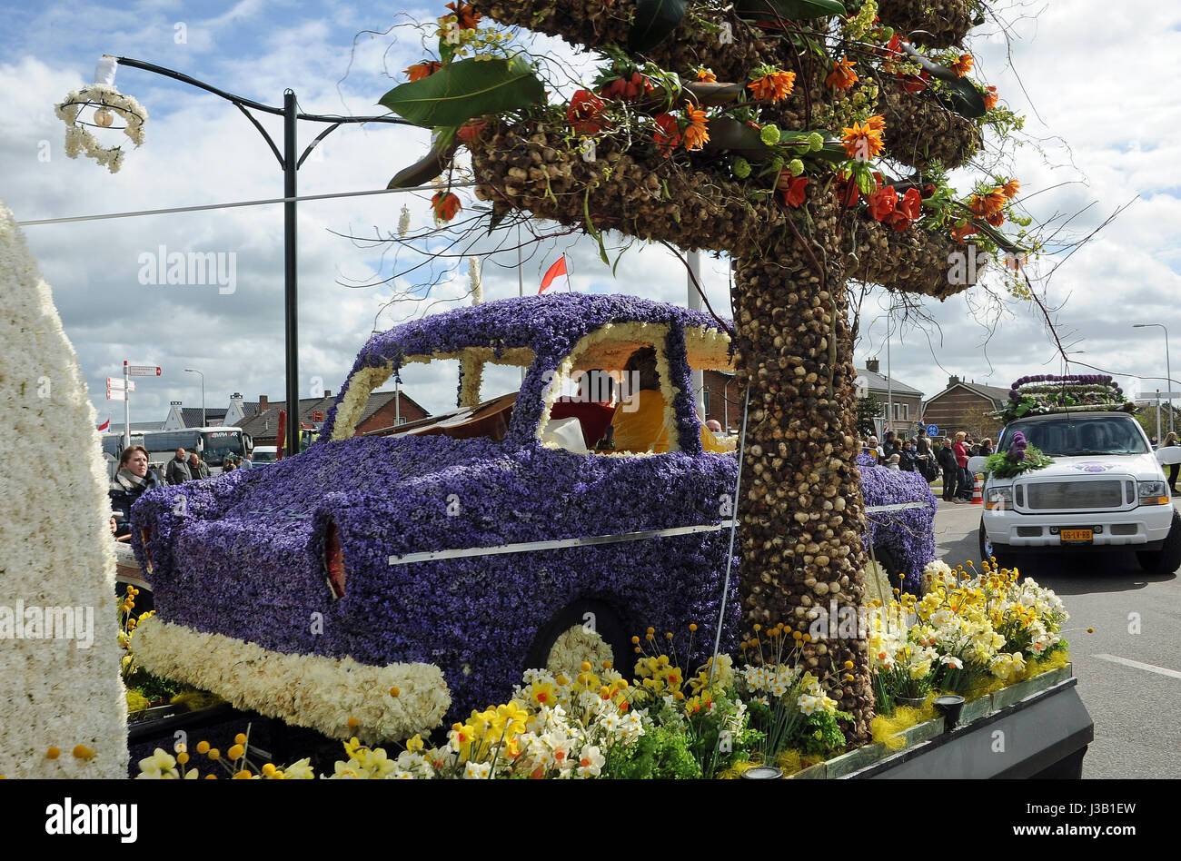 A float decorated with bulb flowers takes part in the annual flower ...