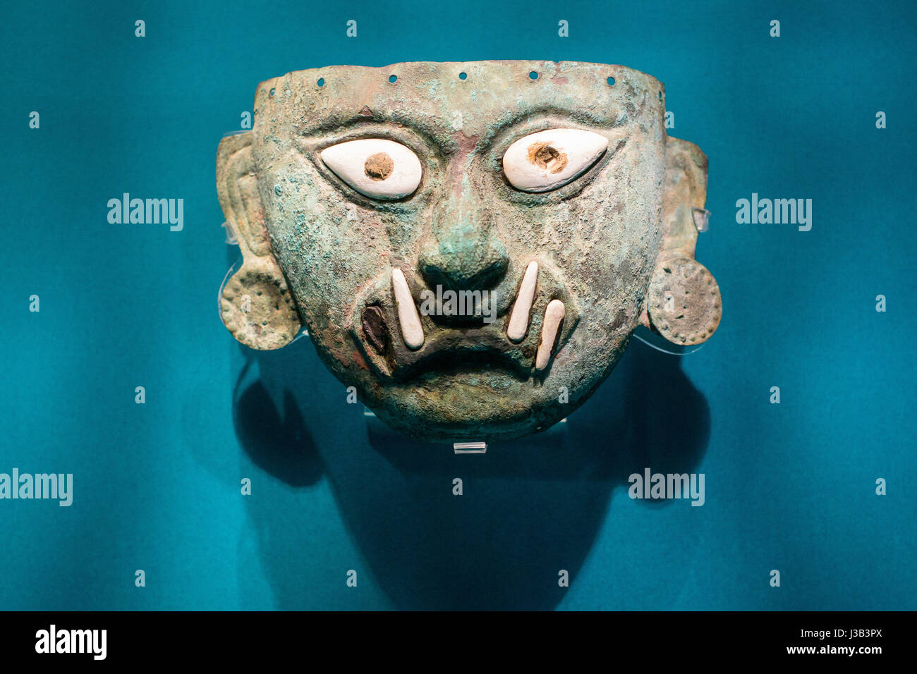 Gold inca mask hi-res stock photography and images - Alamy