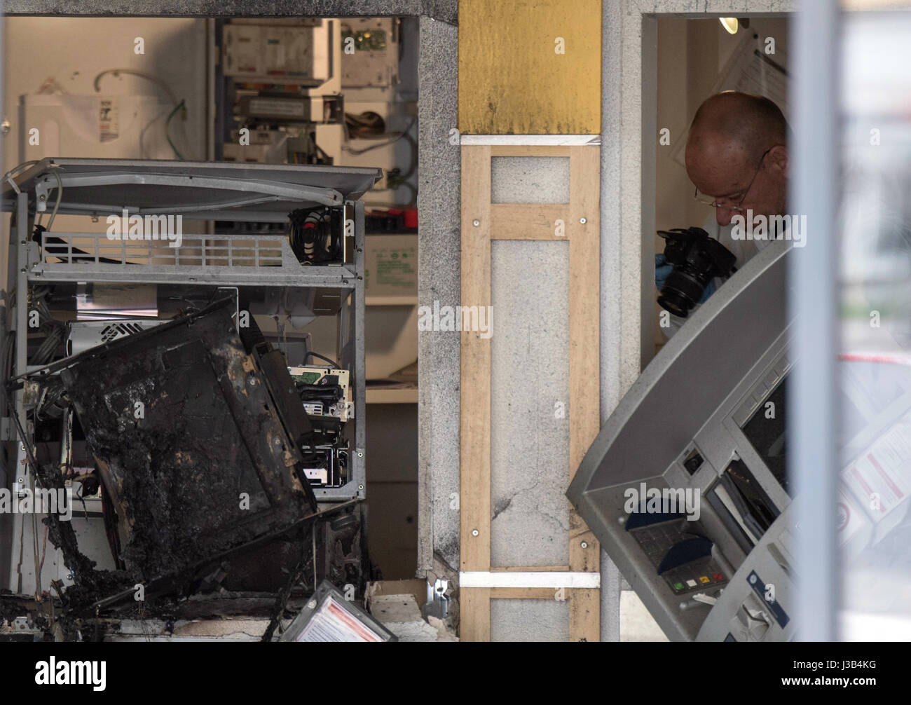 Raunheim, Germany. 05th May, 2017. Forensic experts examining for ...