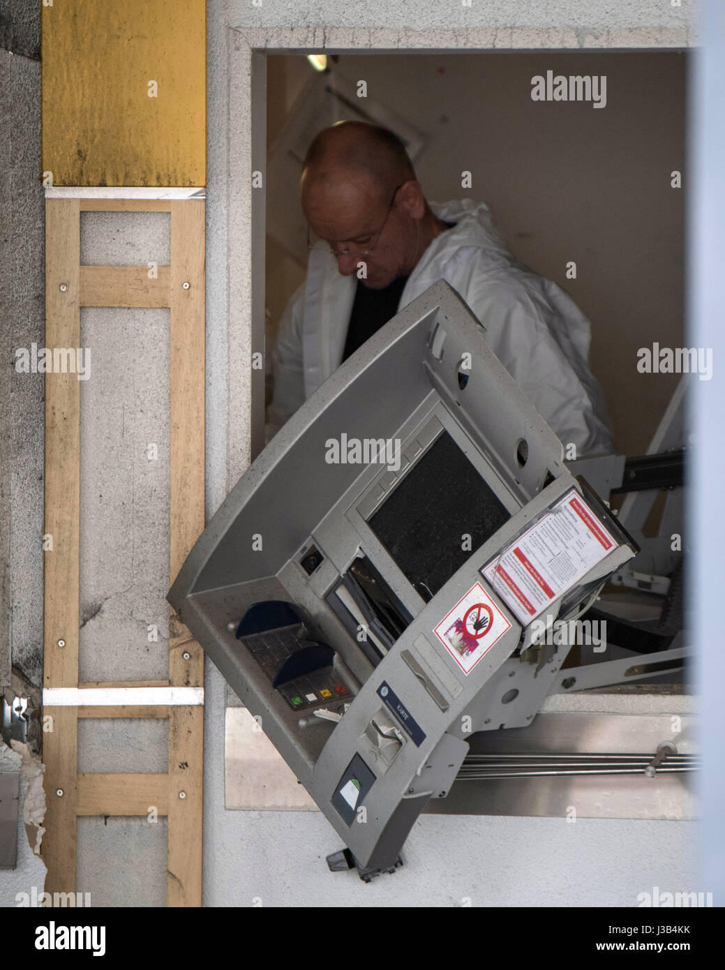 Raunheim, Germany. 05th May, 2017. Forensic experts examining for ...