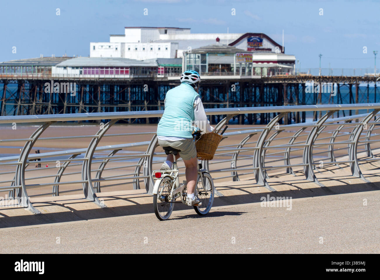 Blackpool, Lancashire. 5th May 2017. UK Weather. Beautiful sunny ...