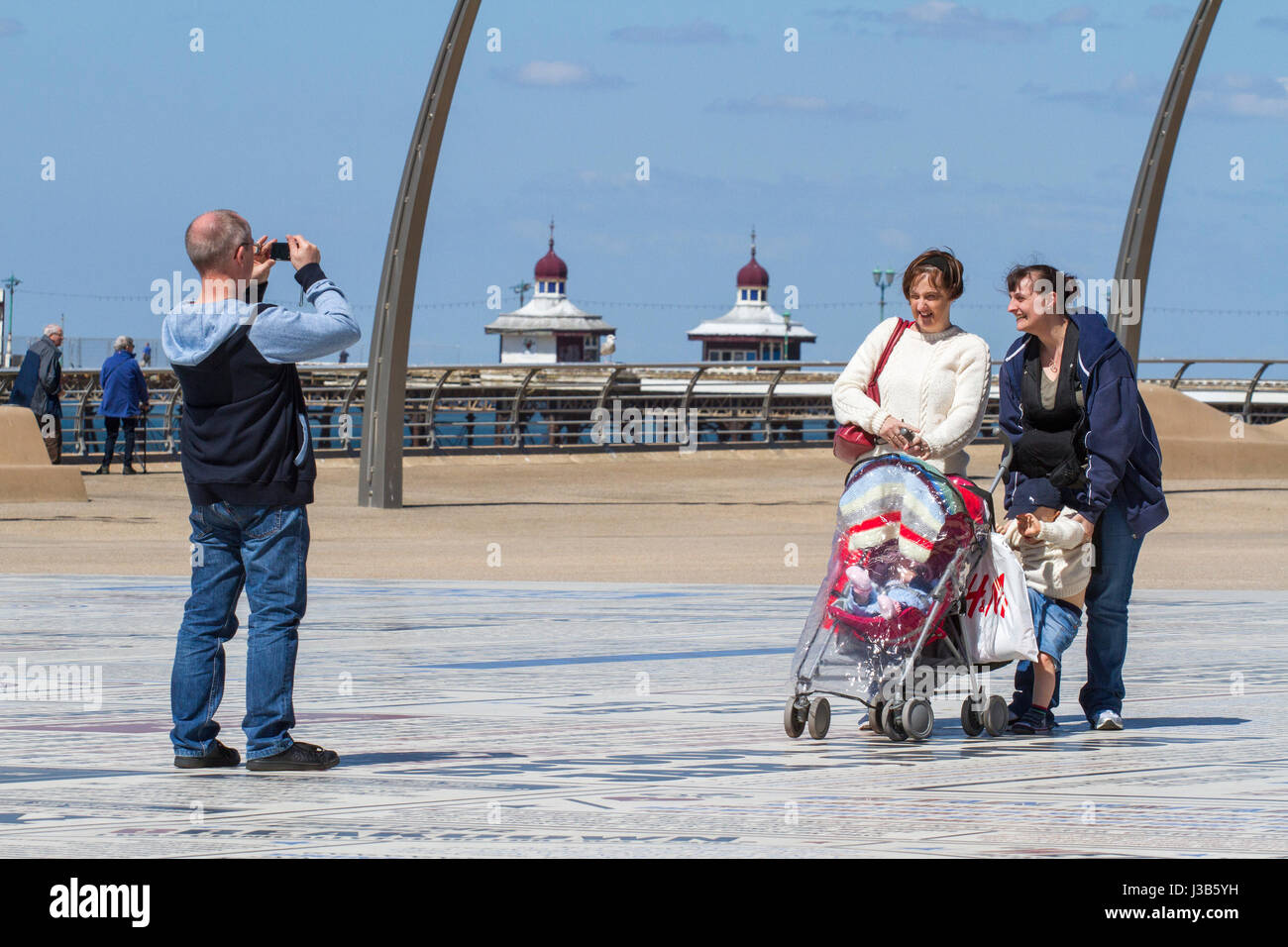 Blackpool, Lancashire. 5th May 2017. UK Weather. Beautiful sunny ...