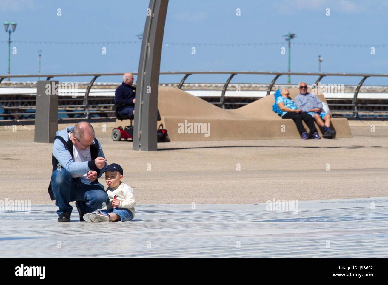 Blackpool, Lancashire. 5th May 2017. UK Weather. Beautiful sunny ...
