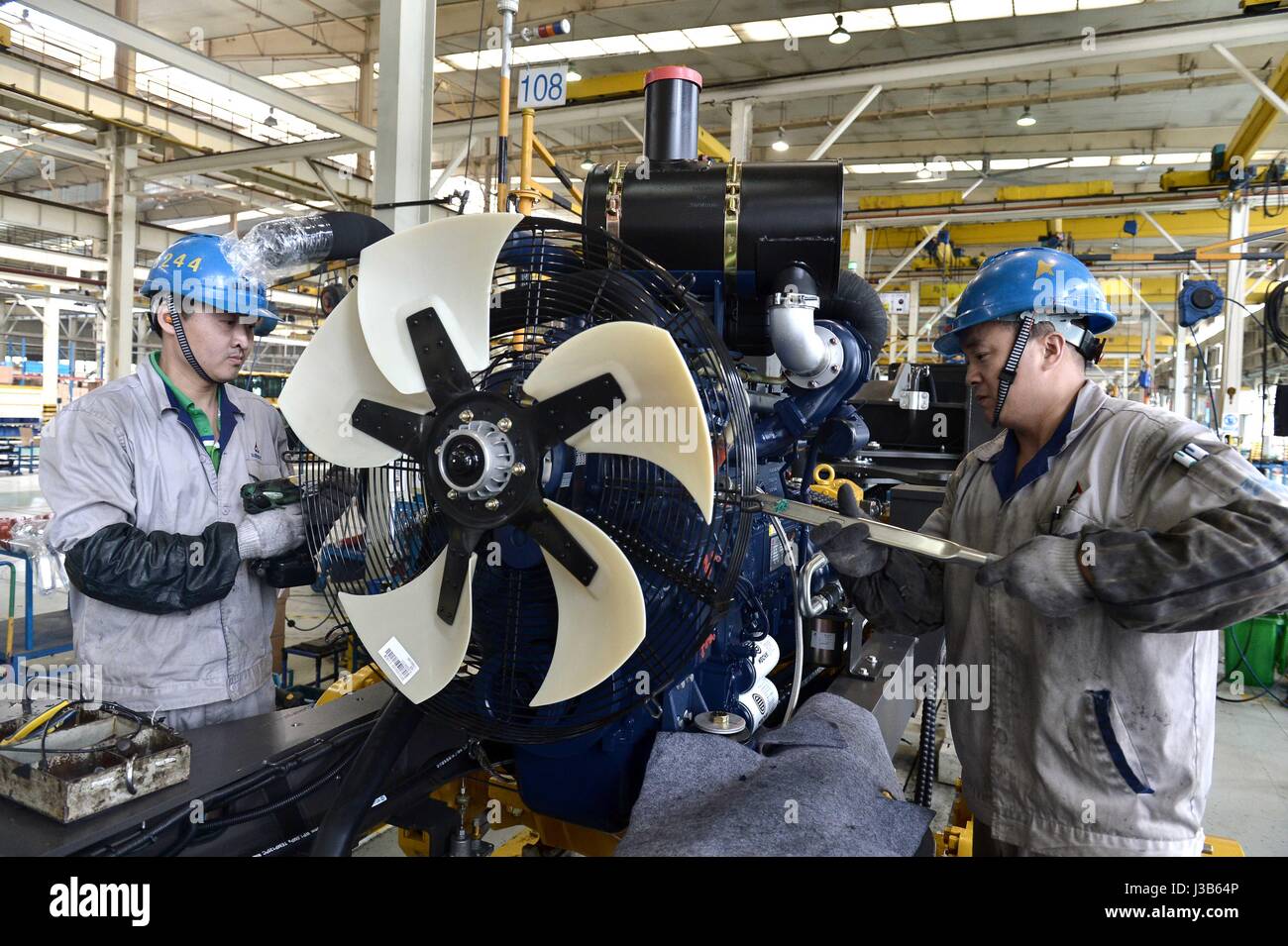 (170505) -- LINYI, May 5, 2017 (Xinhua) -- Workers are seen on the ...