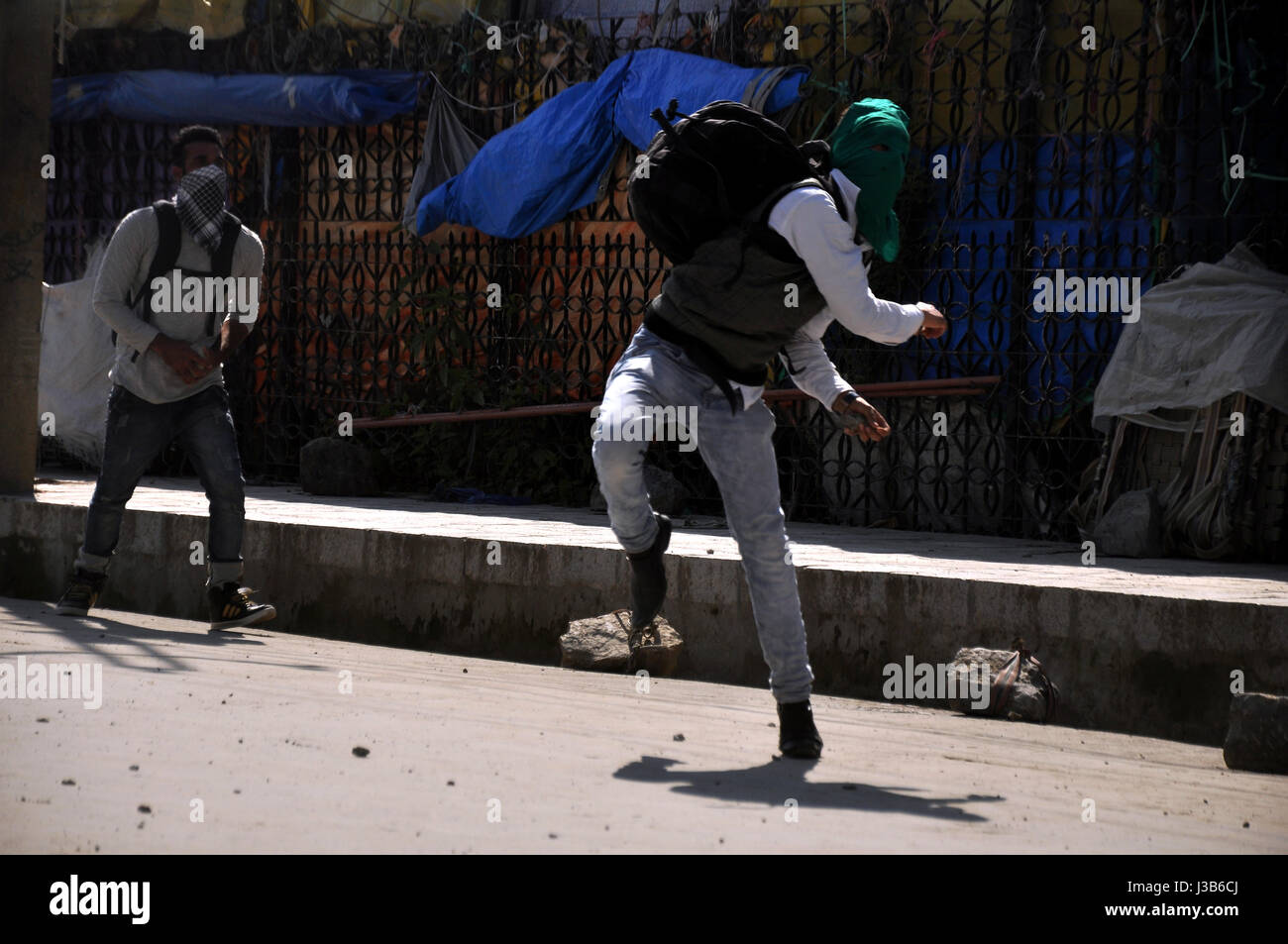 Srinagar, Kashmir. 5th May, 2017. Kashmiri protestors hurl stones ...