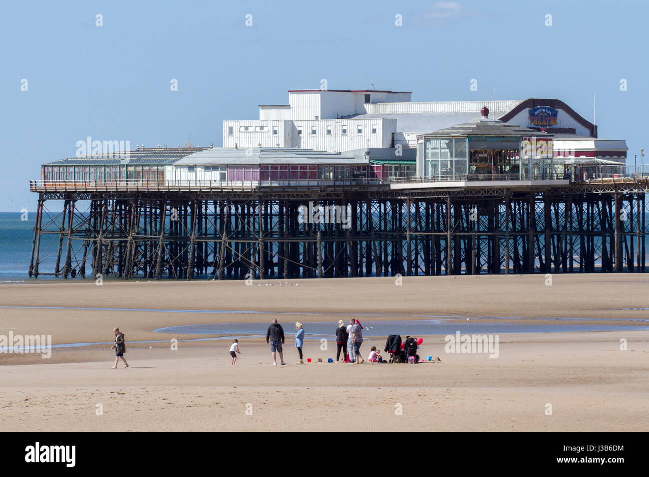 erBlackpool, Lancashire. 5th May 2017. UK Weather. Beautiful sunny ...