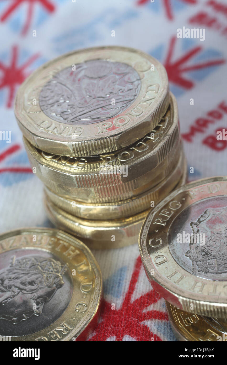 New £1 coins on Union Jack background, UK Stock Photo - Alamy