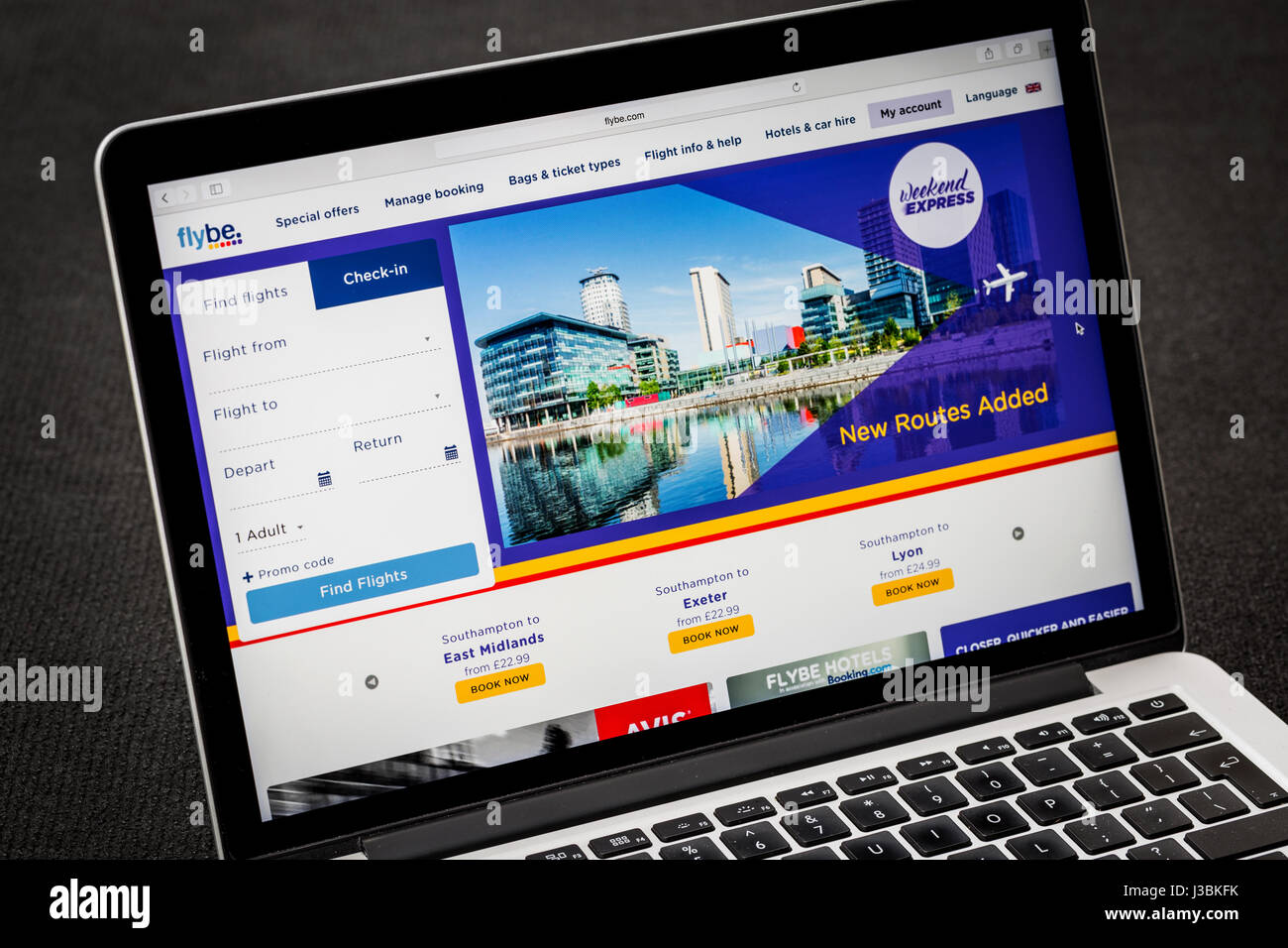 Flyby flight booking hi-res stock photography and images - Alamy