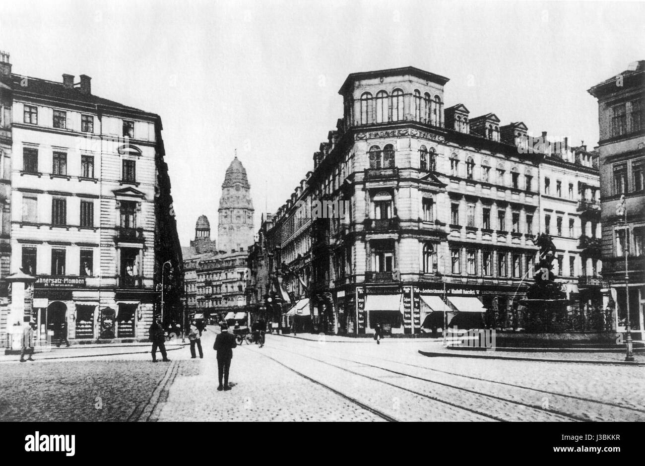 The photograph of Ferdinandplatz in Dresden, taken in 1910, shows a ...
