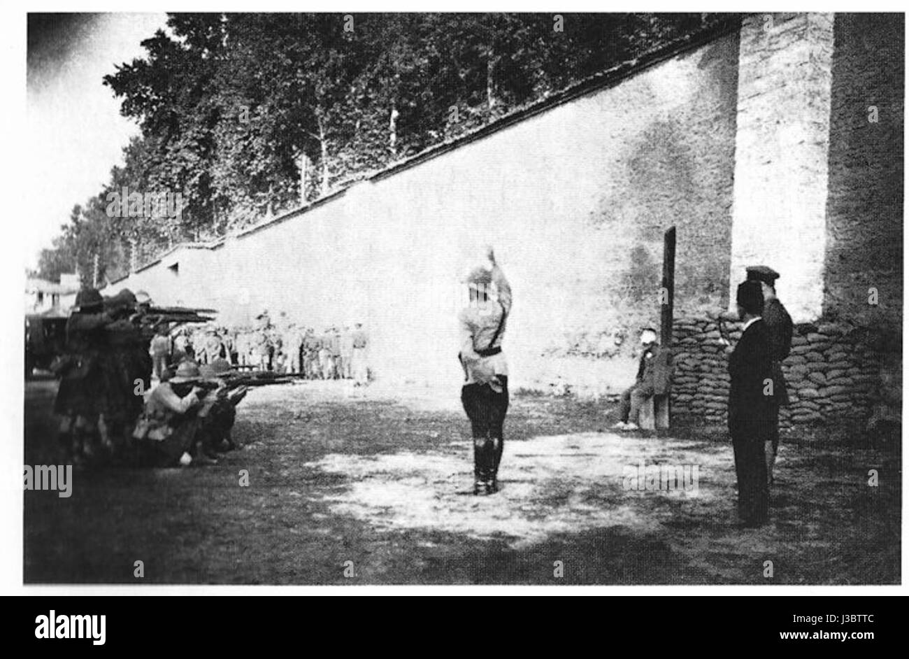 Execution of a Kemalist Turk in Izmit 1920 Stock Photo - Alamy