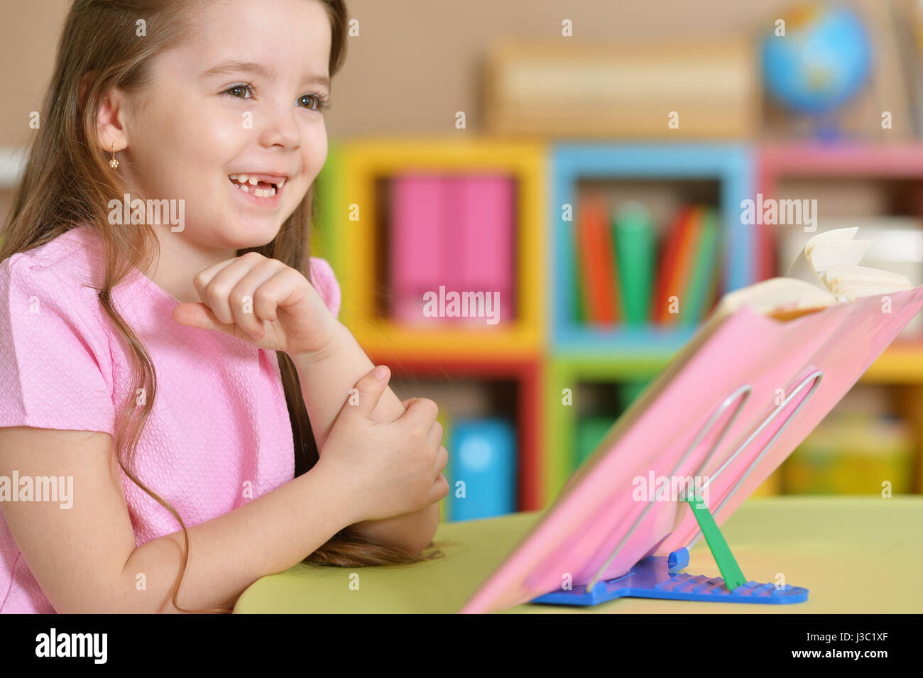Children reading books table hi-res stock photography and images - Alamy