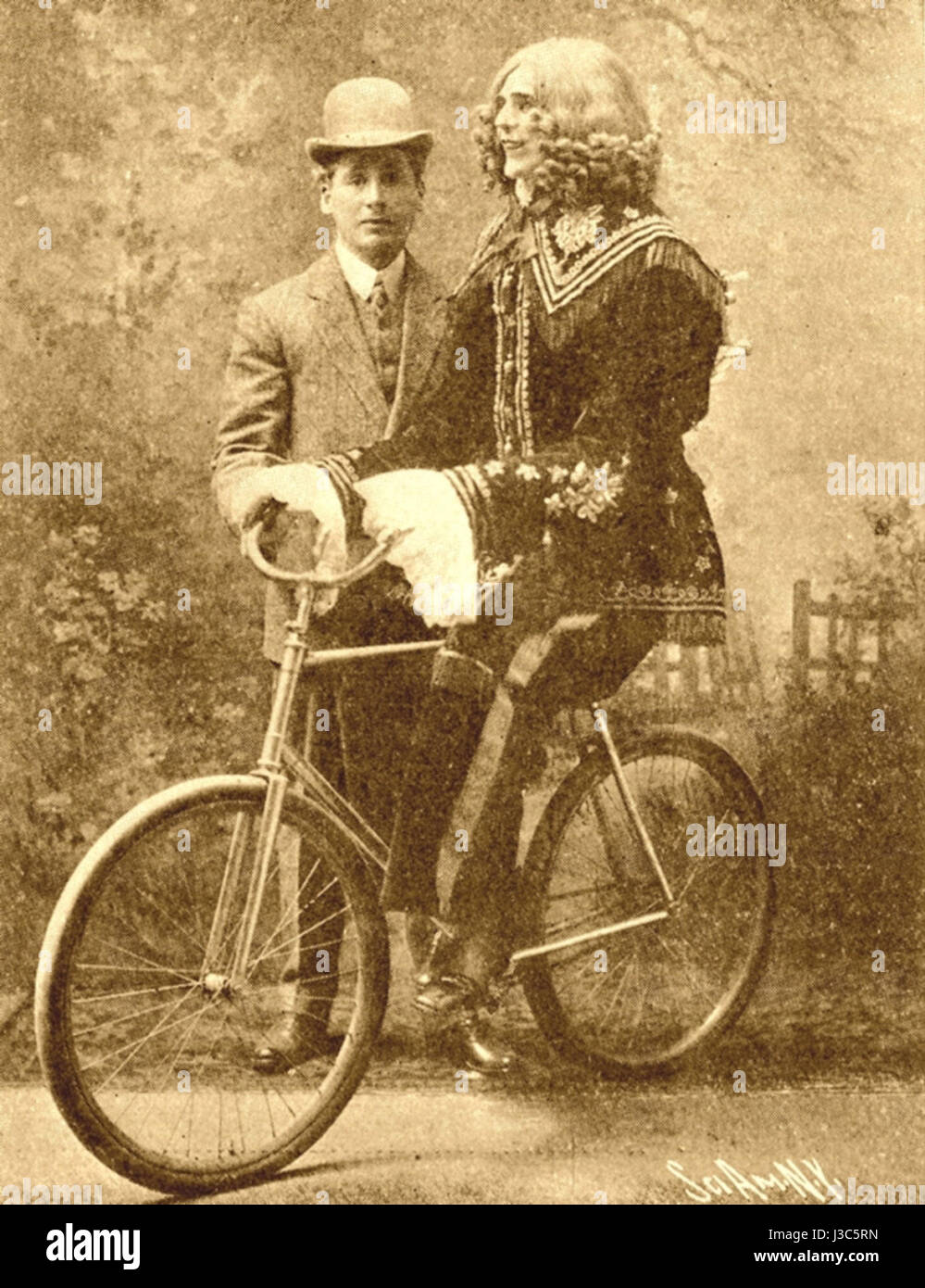 The Enigmarelle 2 SA bicycle is a vintage model known for its ...