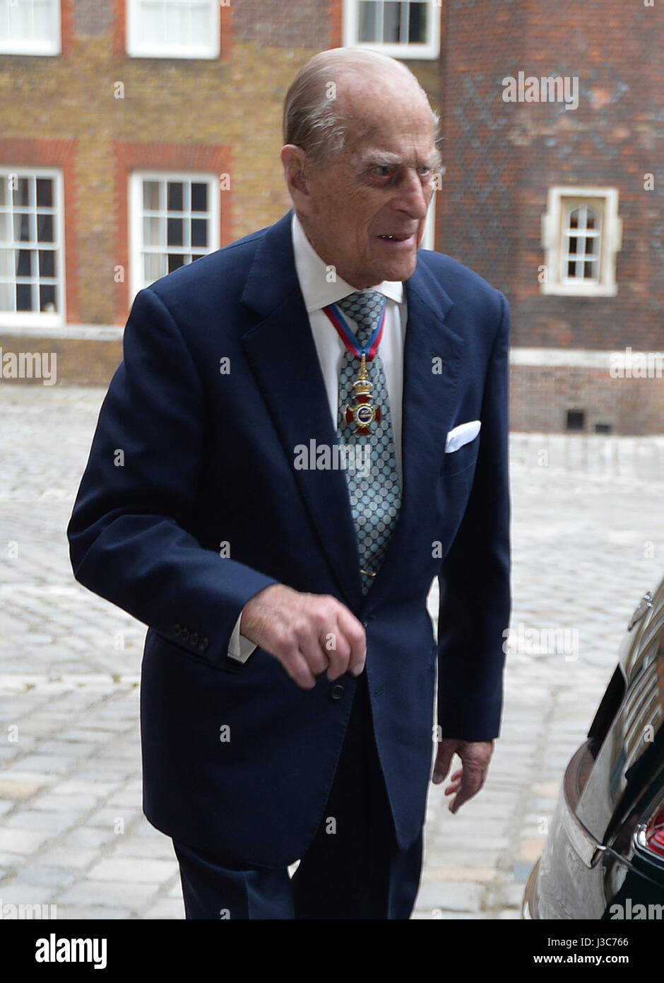 Alternate crop duke edinburgh arriving chapel royal hi-res stock ...