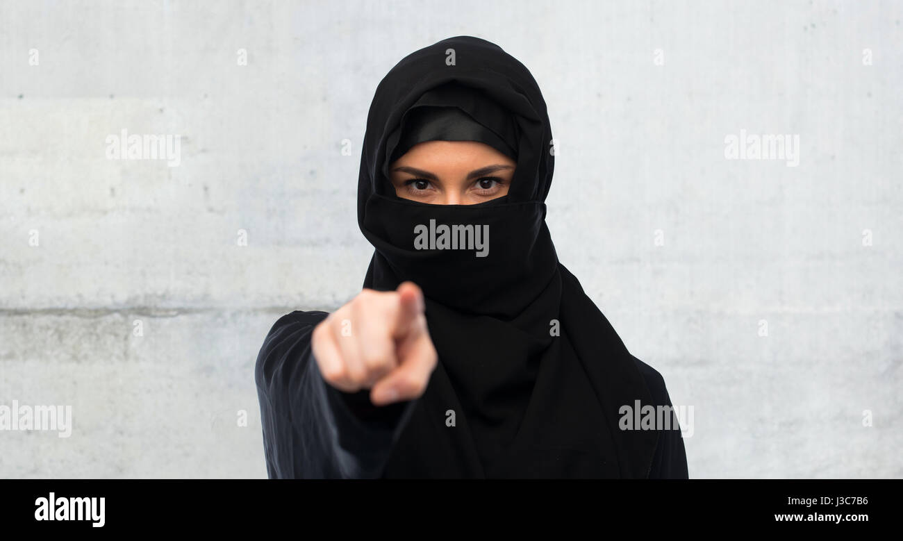 muslim woman in hijab pointing finger to you Stock Photo - Alamy
