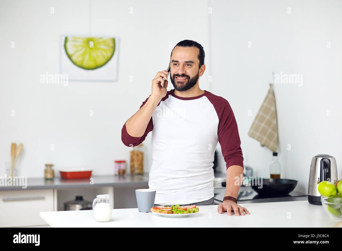 Eating talking on cell hi-res stock photography and images - Alamy
