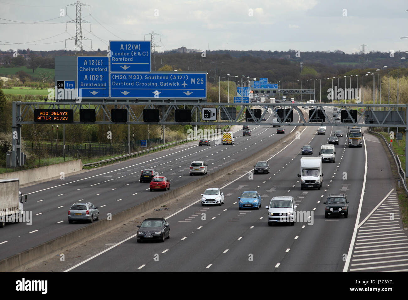 M25 motorway road signs junction hi-res stock photography and images ...