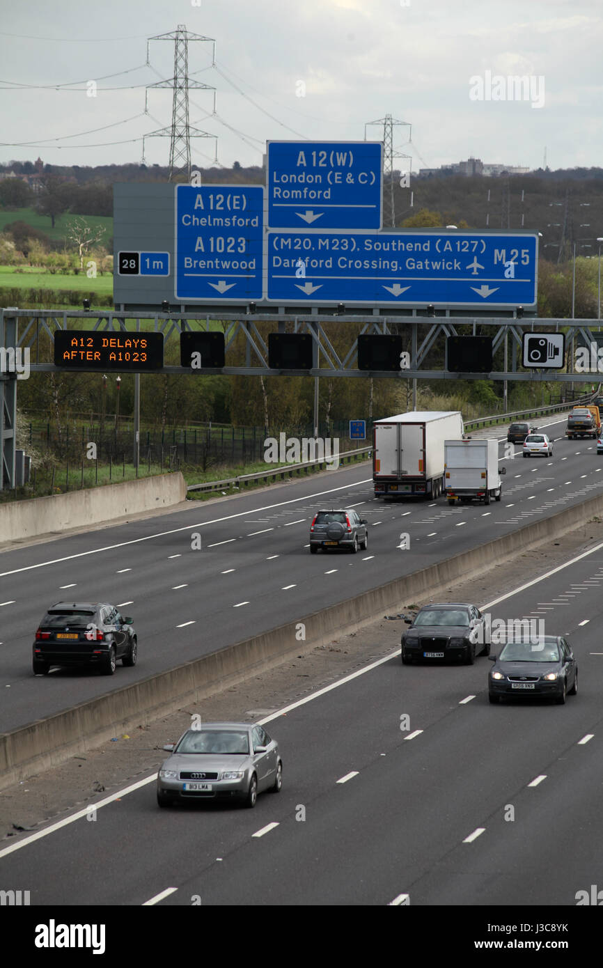 M25 motorway road signs junction hi-res stock photography and images ...