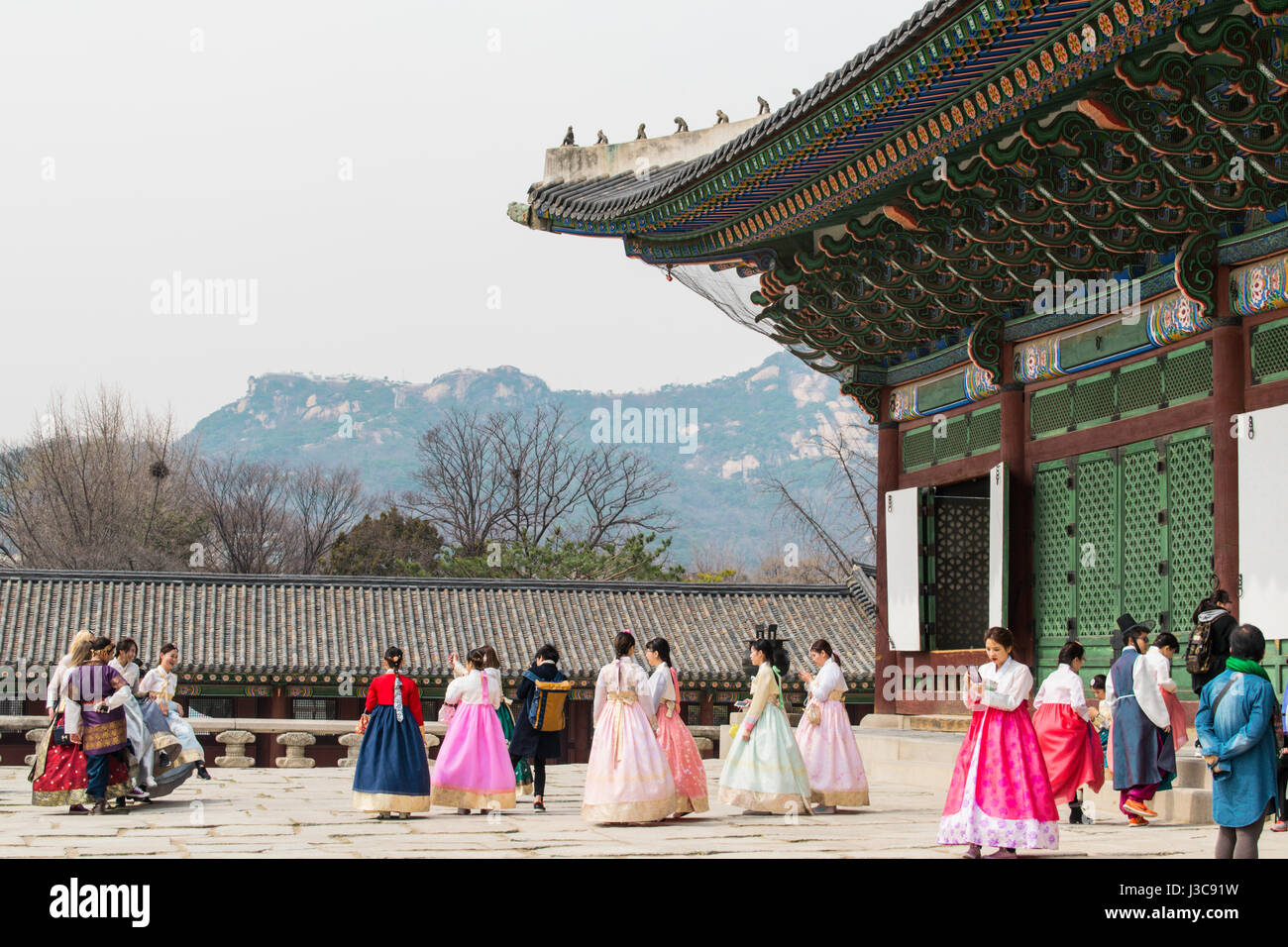 Hanbok fiiting hi-res stock photography and images - Alamy