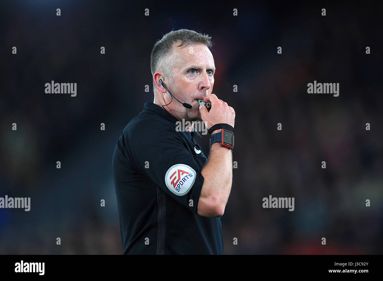 Referee jon moss hi-res stock photography and images - Alamy