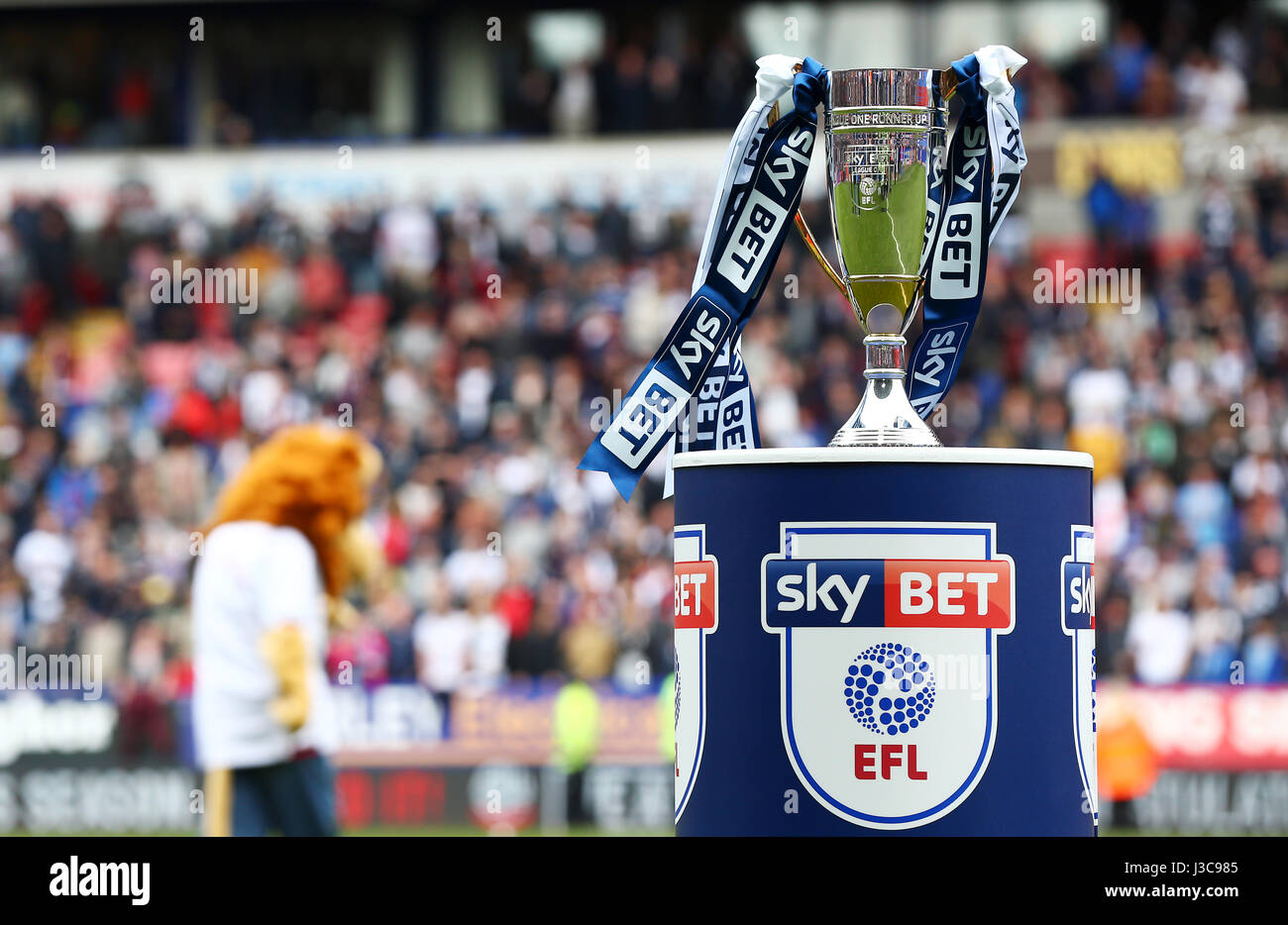 A general view of the League one trophy Stock Photo - Alamy
