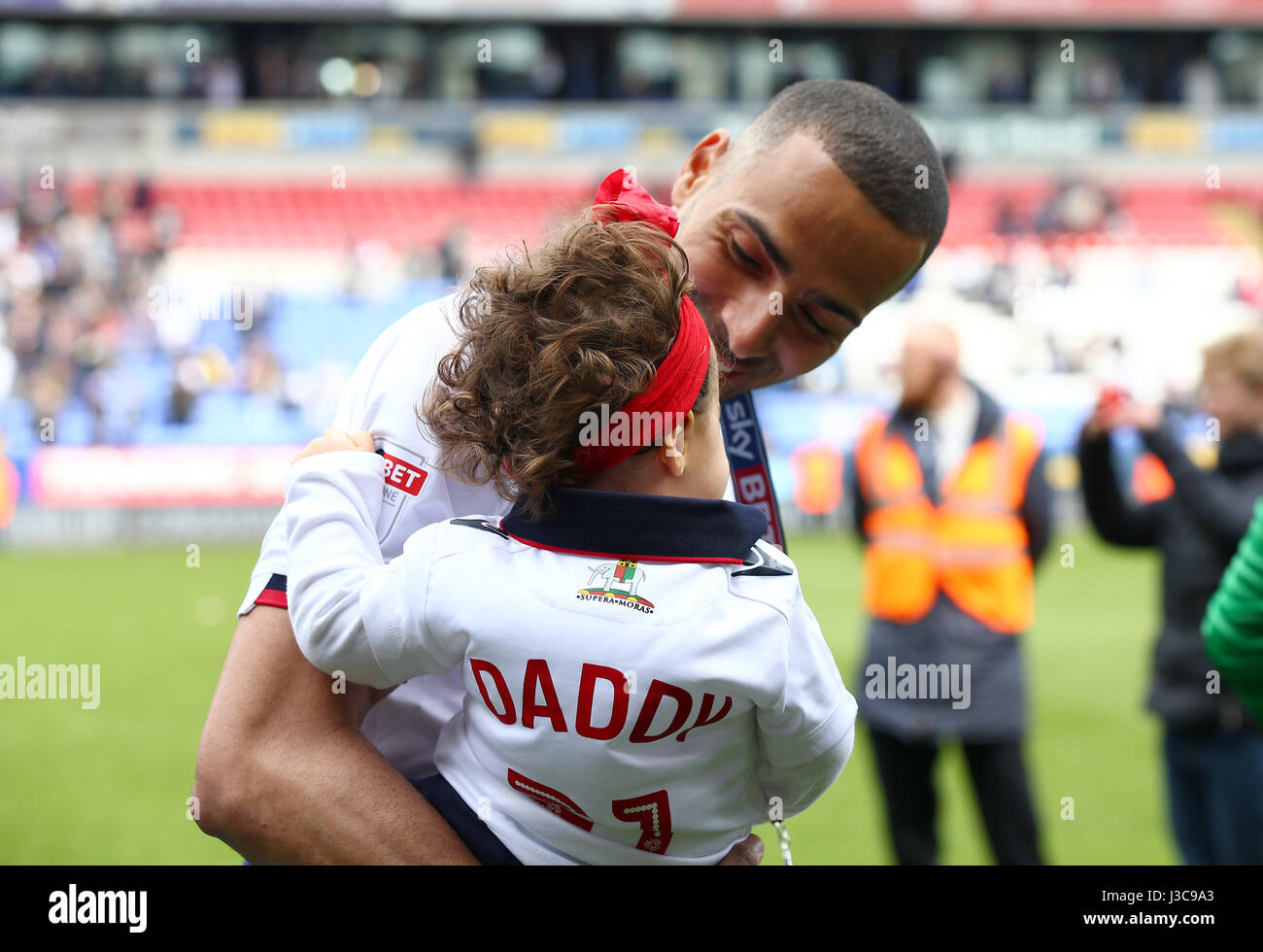 Bolton's Darren Pratley celebrates winning promotion with his daughter ...