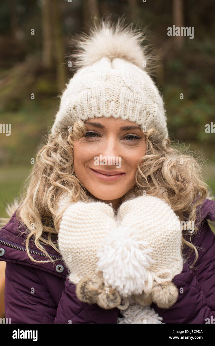 Feeling cold hi-res stock photography and images - Alamy