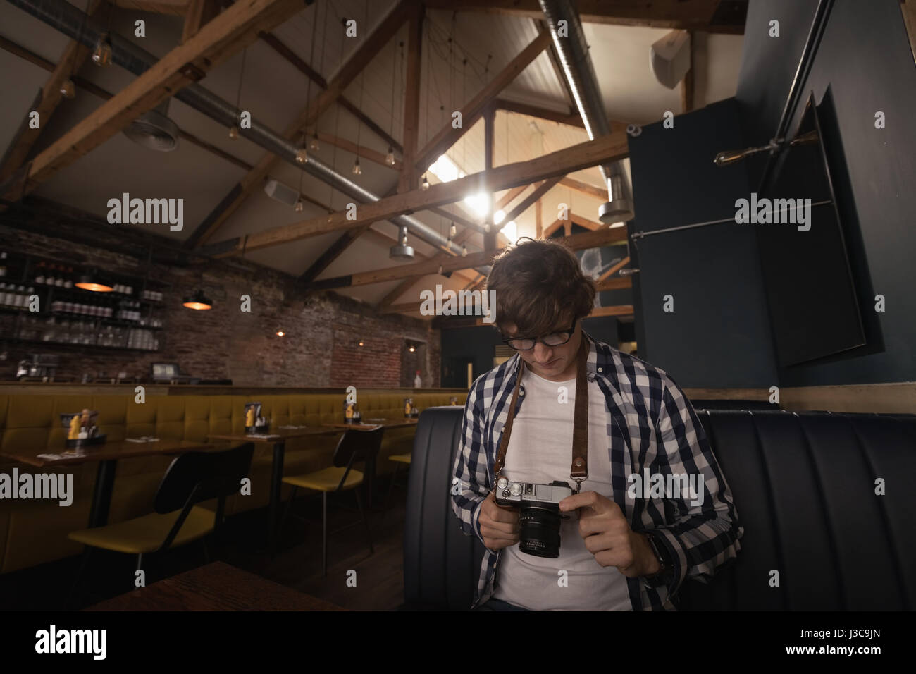 Man looking digital camera hi-res stock photography and images - Alamy