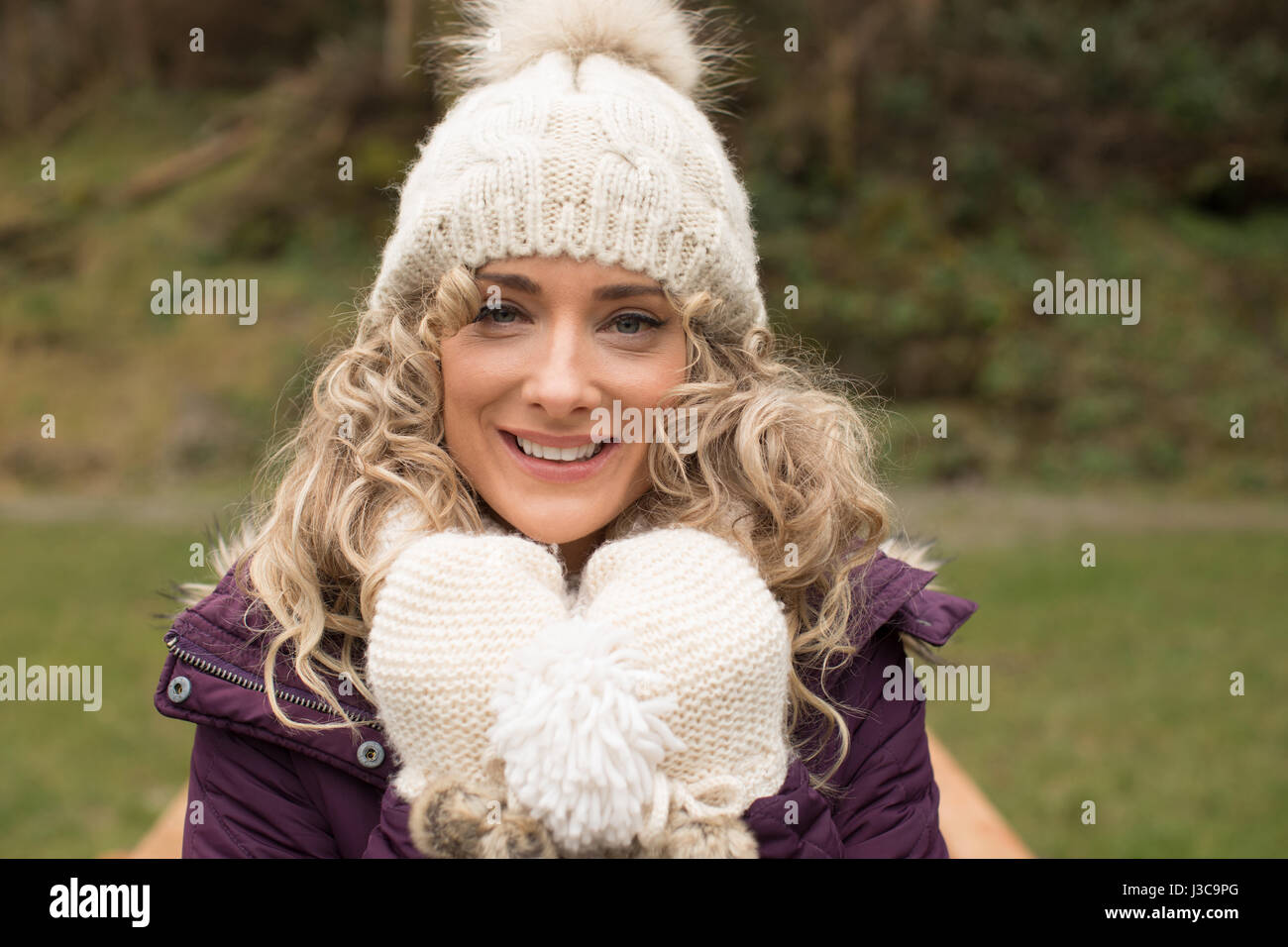 Feeling cold hi-res stock photography and images - Alamy
