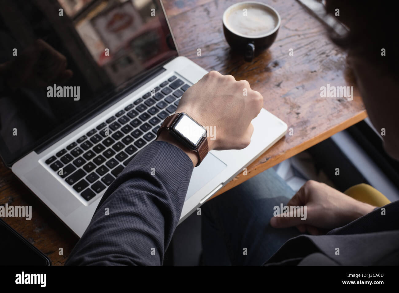 Checking real time business hi-res stock photography and images - Alamy
