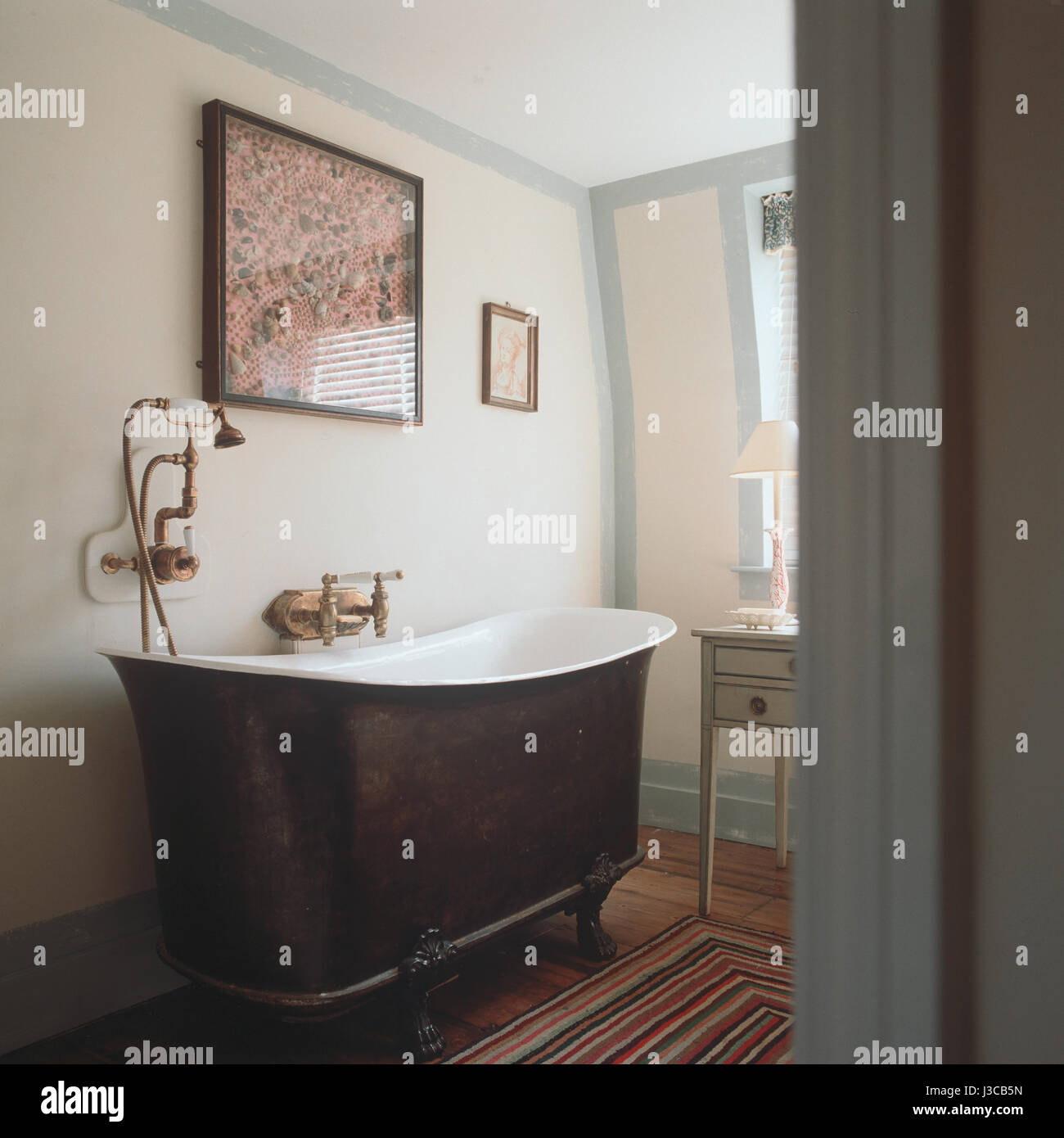 Old fashioned bathtub hi-res stock photography and images - Alamy