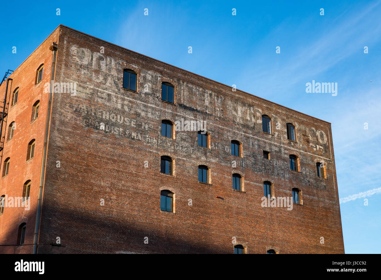 Old red brick warehouse in Portland, Oregon Stock Photo: 139799998 - Alamy