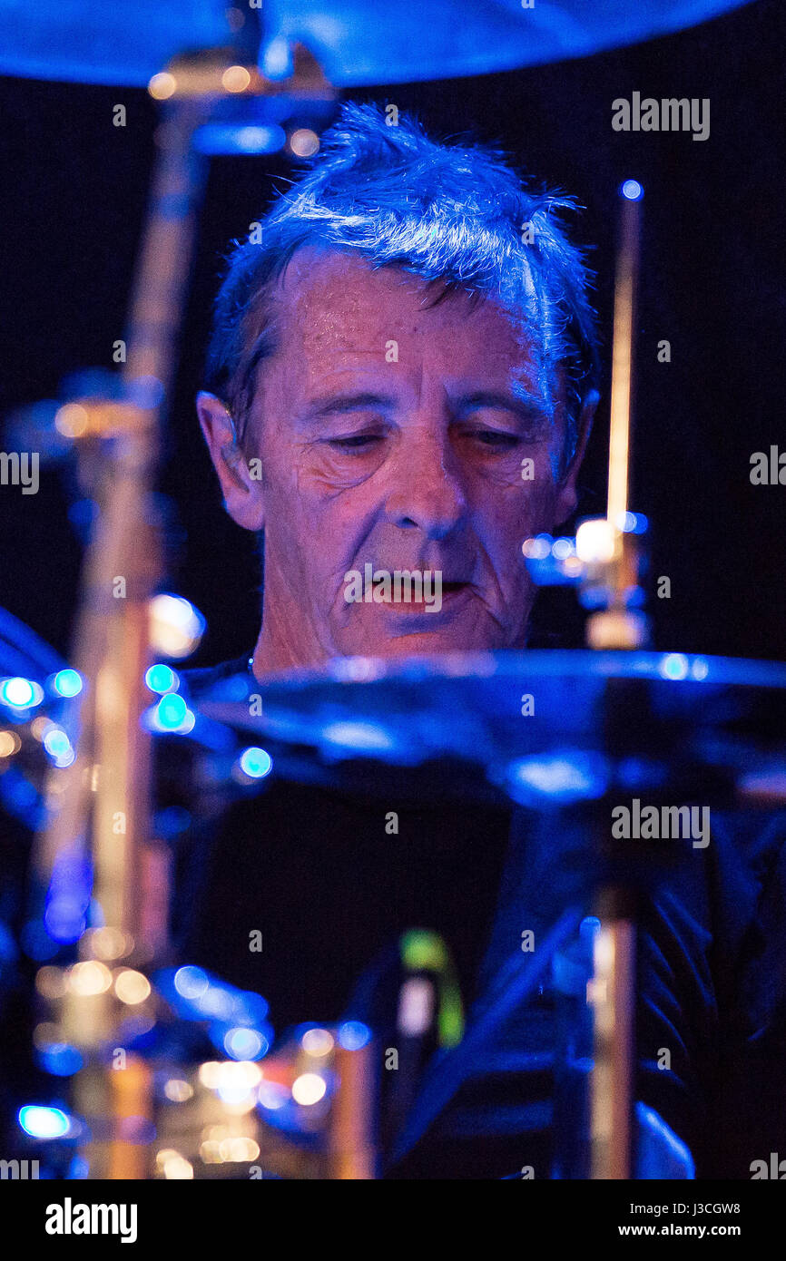 Phil rudd acdc hi-res stock photography and images - Alamy