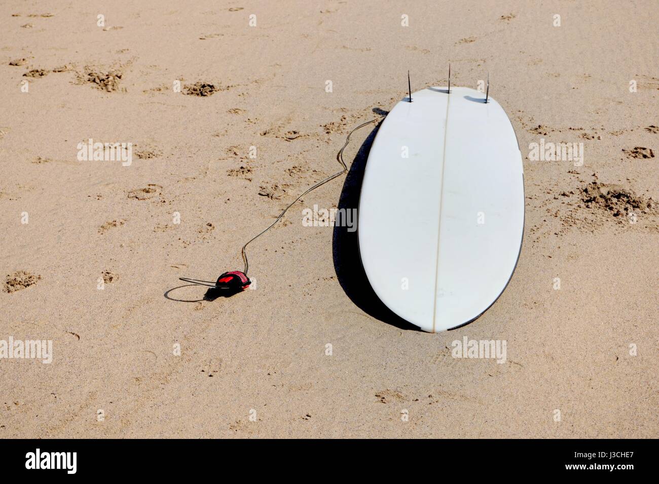 Abandoned surfboard hi-res stock photography and images - Alamy