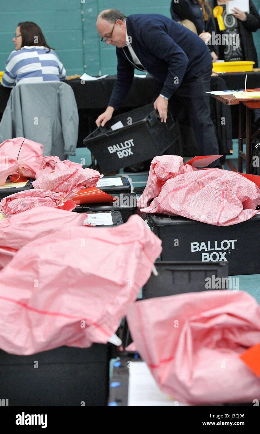 Election count staff sort ballot boxes hi-res stock photography and ...