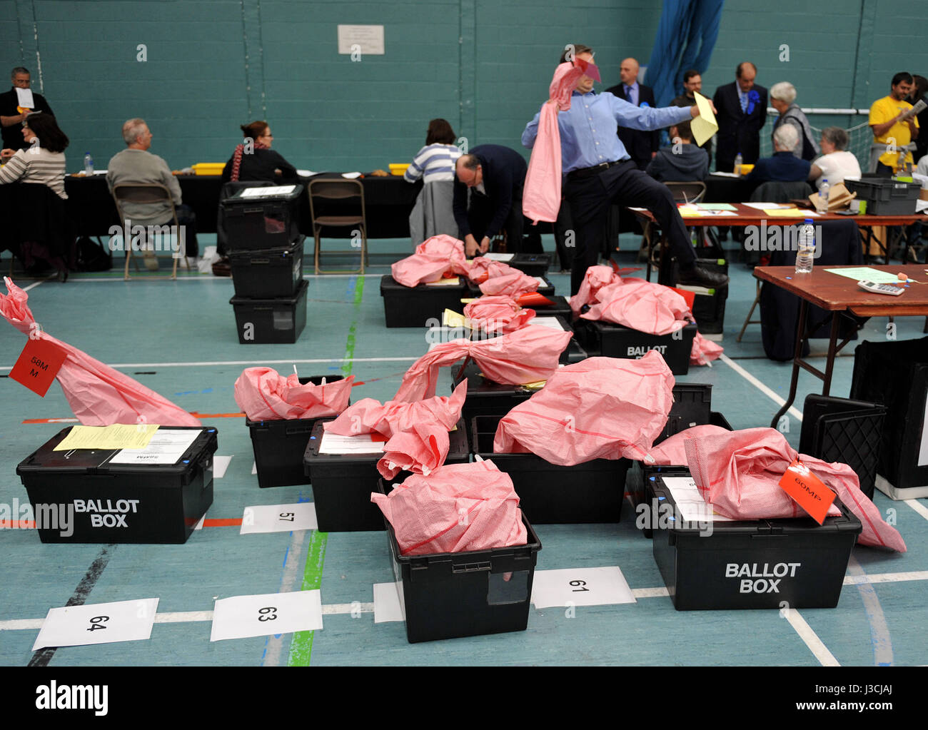 Election count staff sort ballot boxes hi-res stock photography and ...