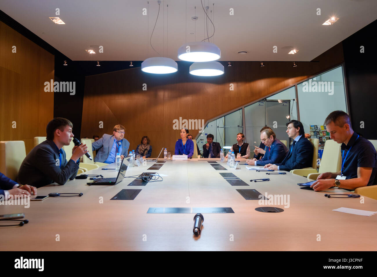 People at round table session Stock Photo - Alamy