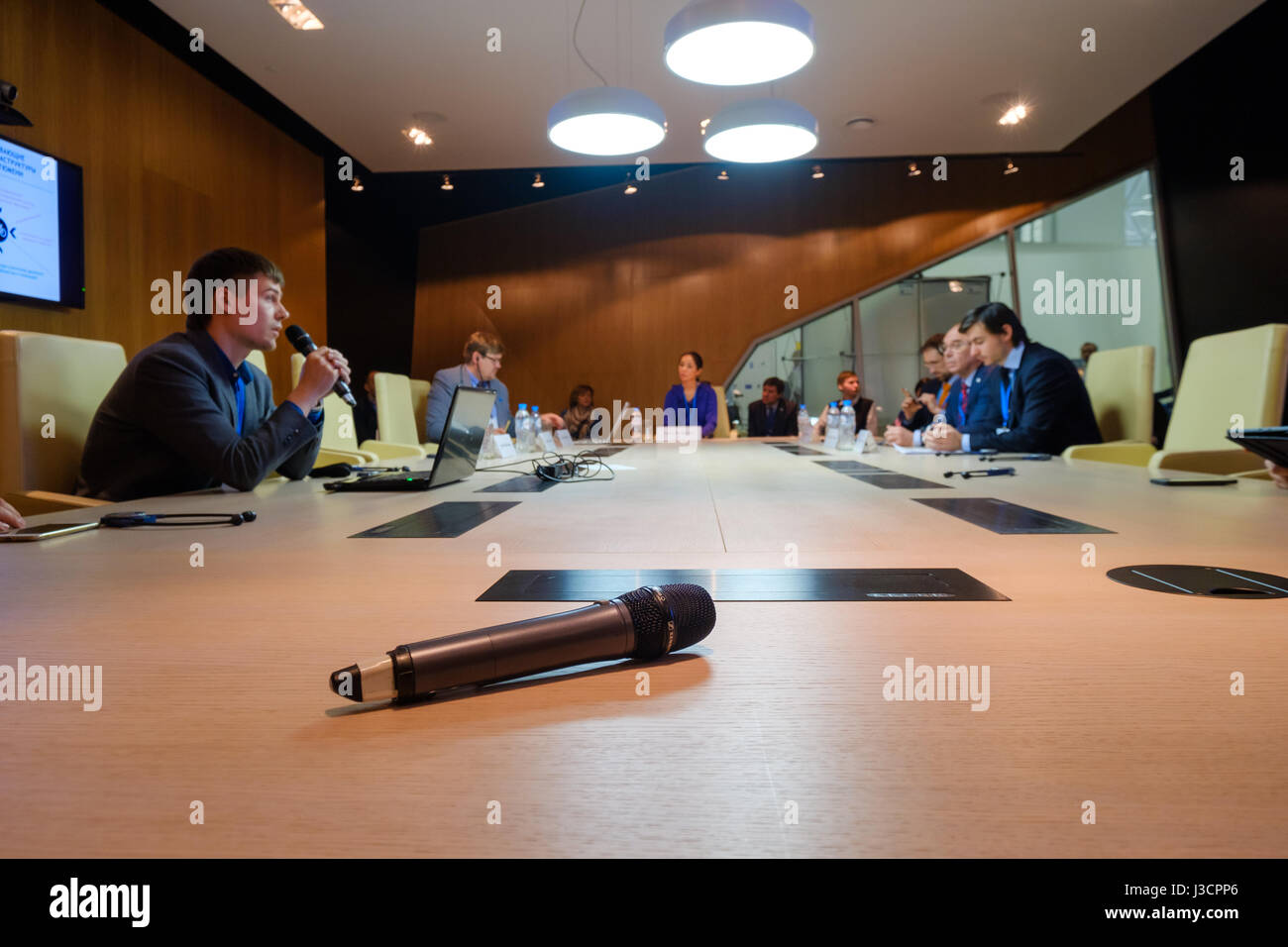 People at round table session Stock Photo - Alamy