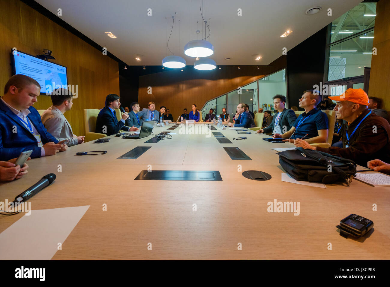 People at round table session Stock Photo - Alamy