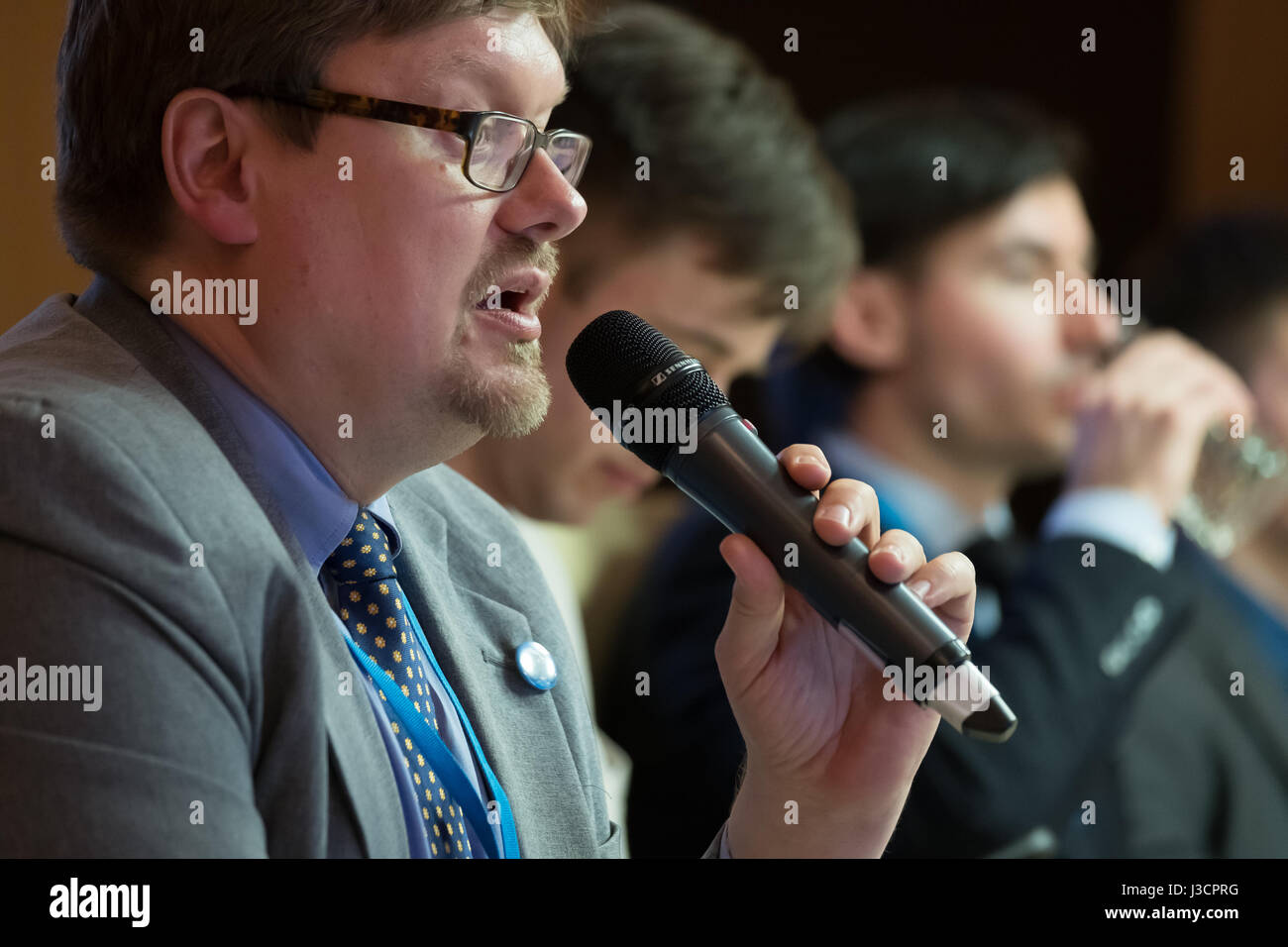 People at round table session Stock Photo - Alamy